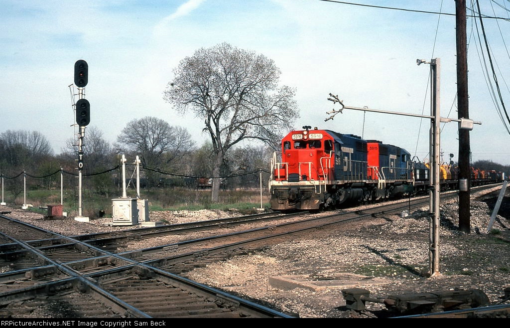 GTW 5916 and 5915 Approach the Diamonds